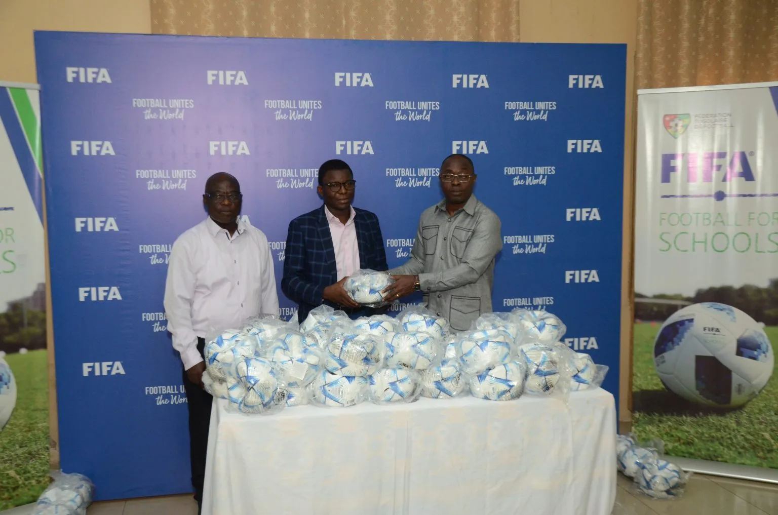 FIFA Football for Schools /La FTF offre 7000 nouveaux ballons au ...